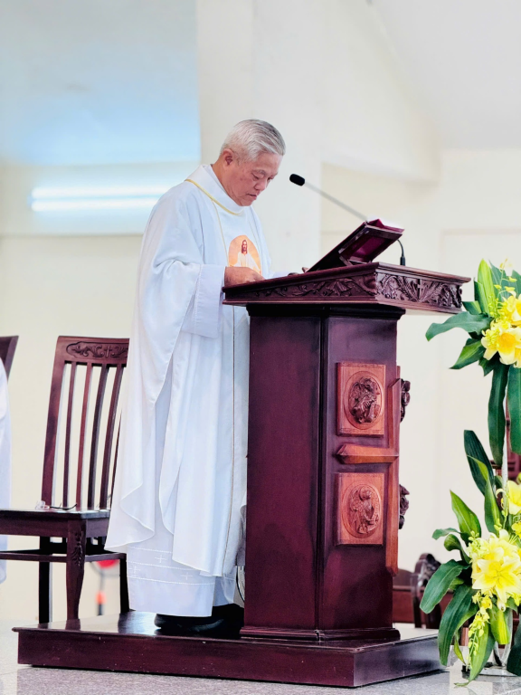 Linh mục Giuse Nguyễn Hữu Thức - Tân Chánh xứ Phú Xuân nhận nhiệm sở mới